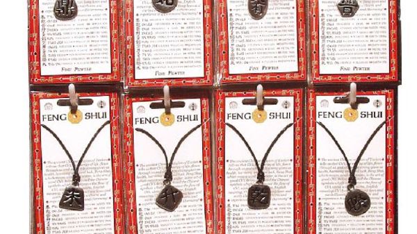 Display "Feng Shui" bestückt mit 48 Anhängern (12 verschiedene Modelle ...